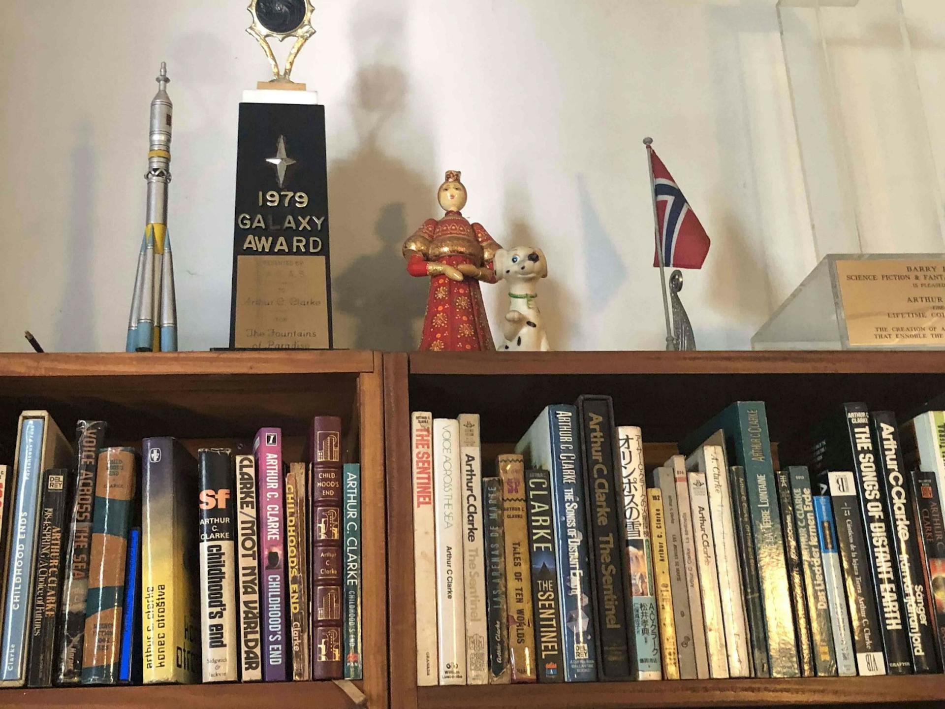What I Found On Arthur C Clarke’s Bookshelf in Sri Lanka | HackerNoon