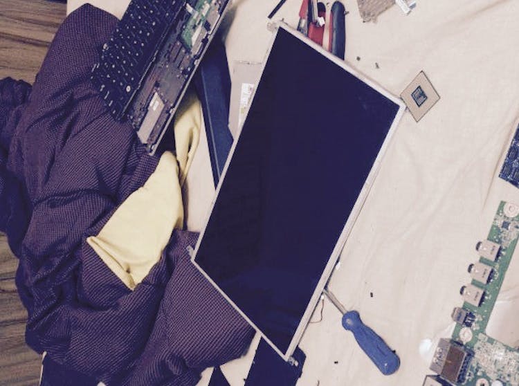 Turn your old useless laptop screen into an external monitor | HackerNoon