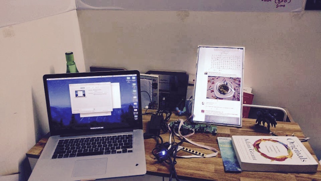 Turn your old useless laptop screen into an external monitor | HackerNoon