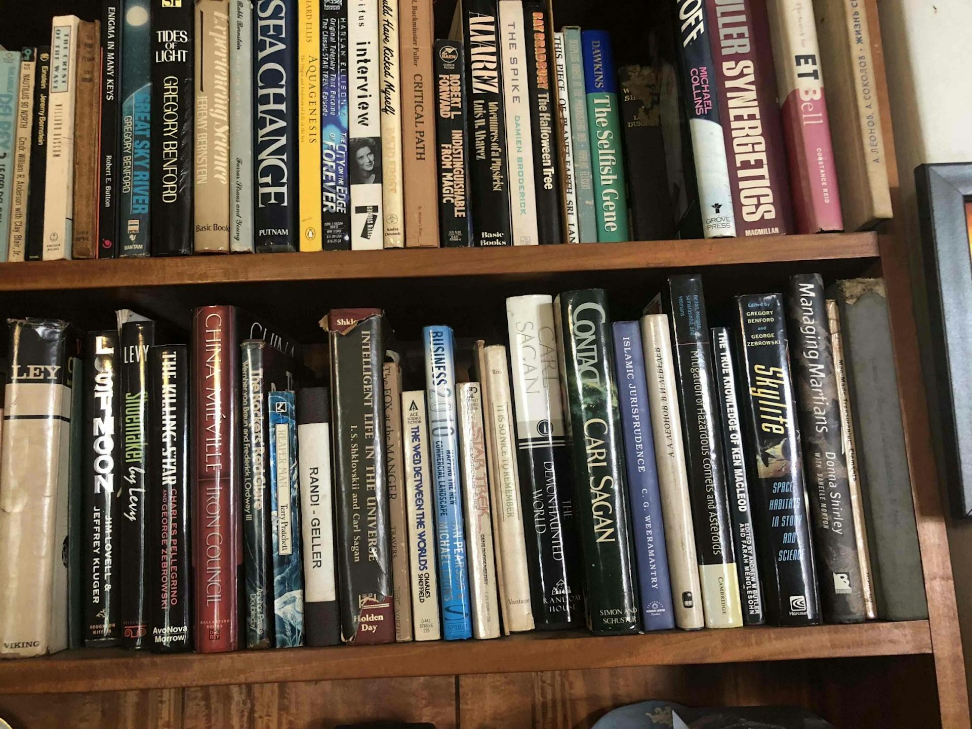 What I Found On Arthur C Clarke’s Bookshelf in Sri Lanka | HackerNoon